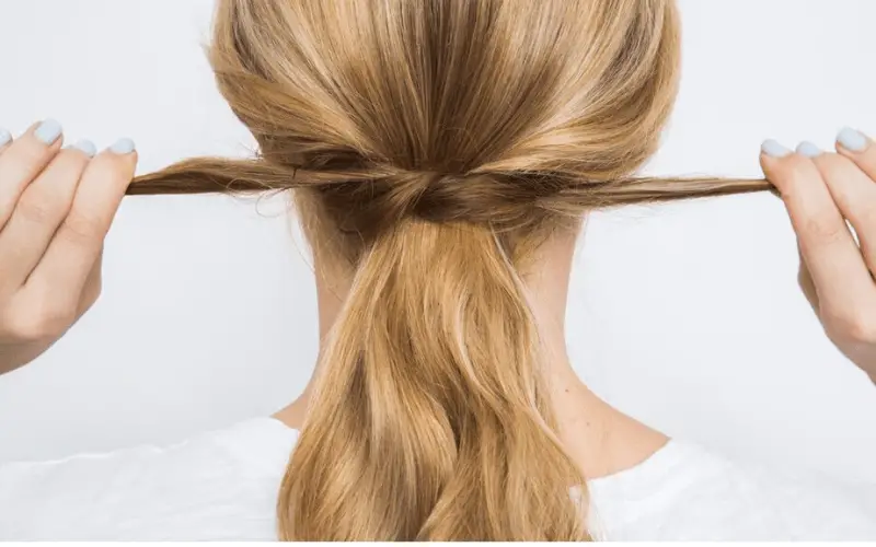 8 idées de coiffures hyper simples à faire en moins de 5 mins